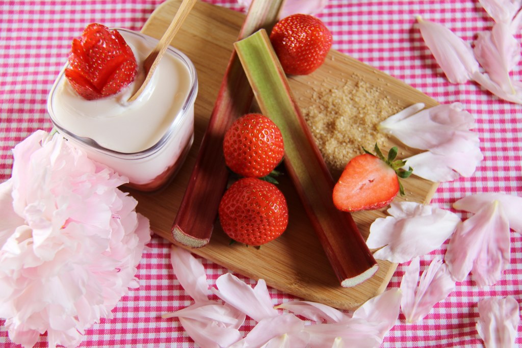 Yaourts maison fraise rhubarbe - Mangez-Moi.fr