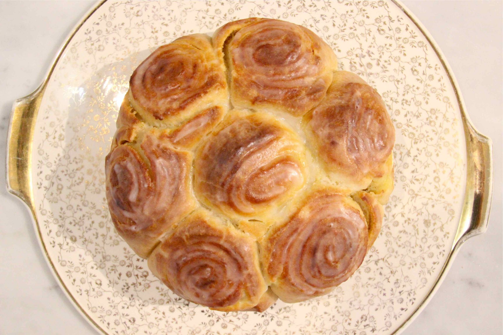 chinois, brioche à la crème pâtissière et glacée à la glace royale